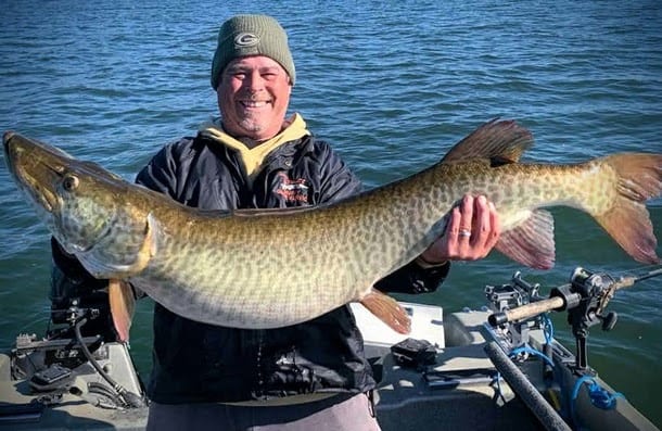 Best Livebait Rig? –Unique New Crank Colors – Huge Ice Musky | MuskieFIRST